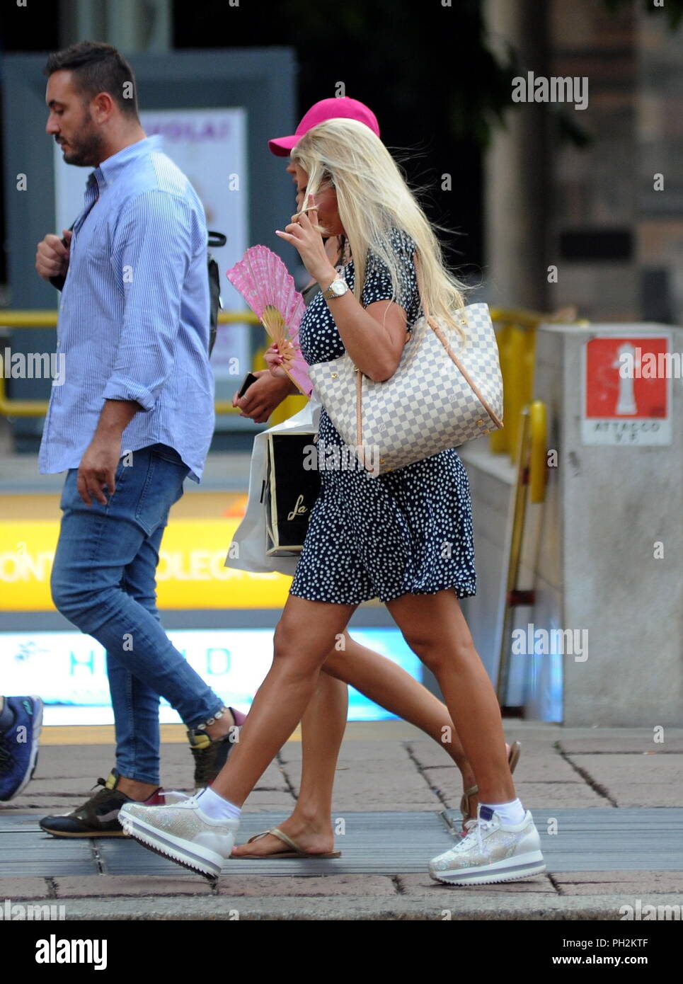 Milan, Francesca Cipriani dans le centre pour une promenade entre amis ...