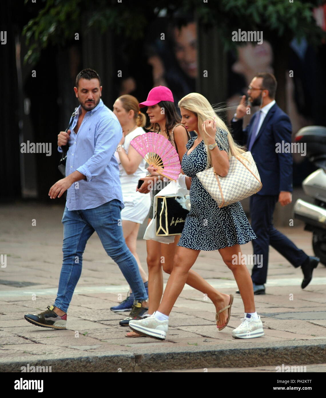 Milan, Francesca Cipriani dans le centre pour une promenade entre amis ... Milan, Francesca Cipriani dans le centre pour une promenade entre amis ...