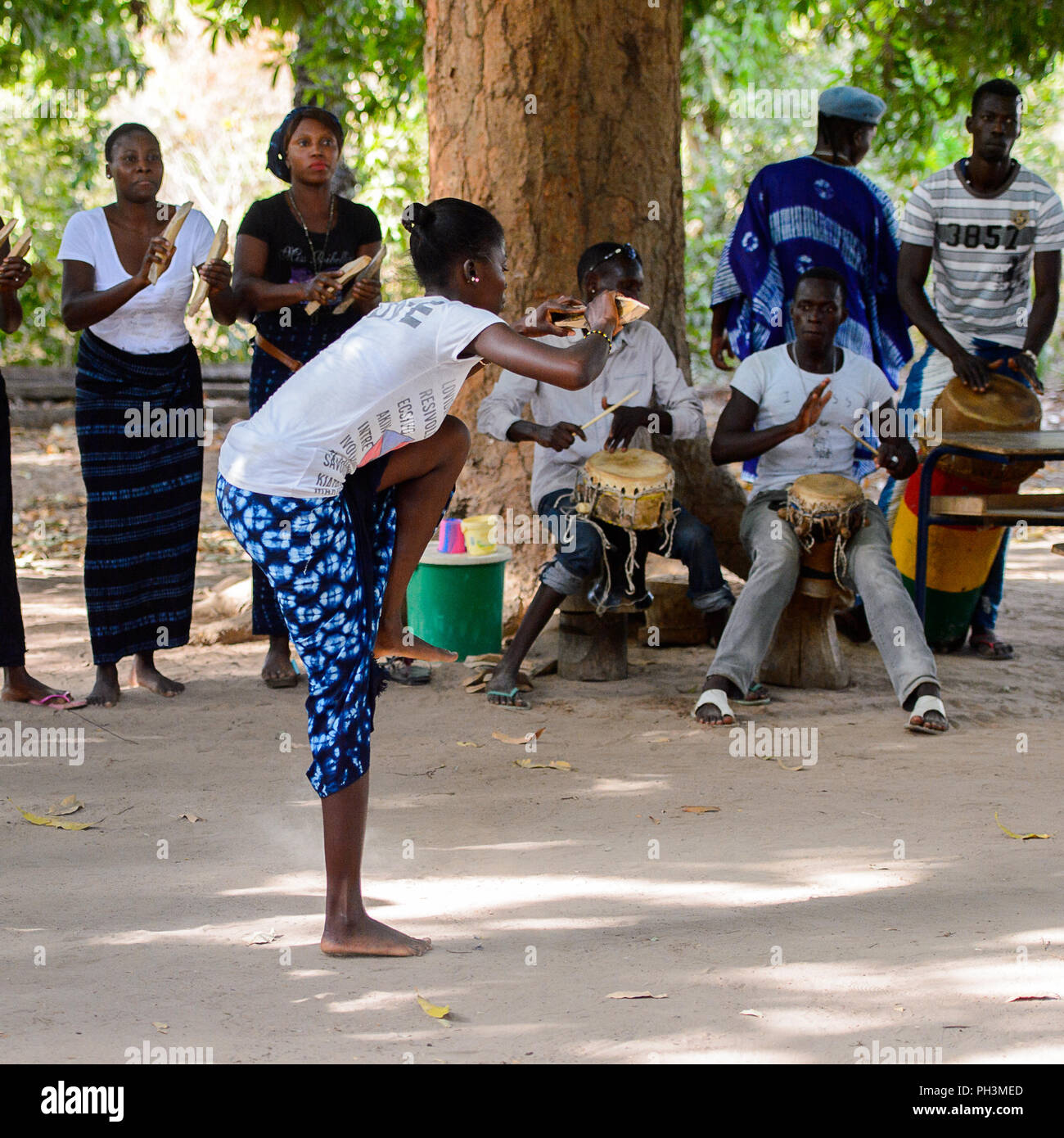 Diola danse Banque de photographies et d’images à haute résolution - Alamy
