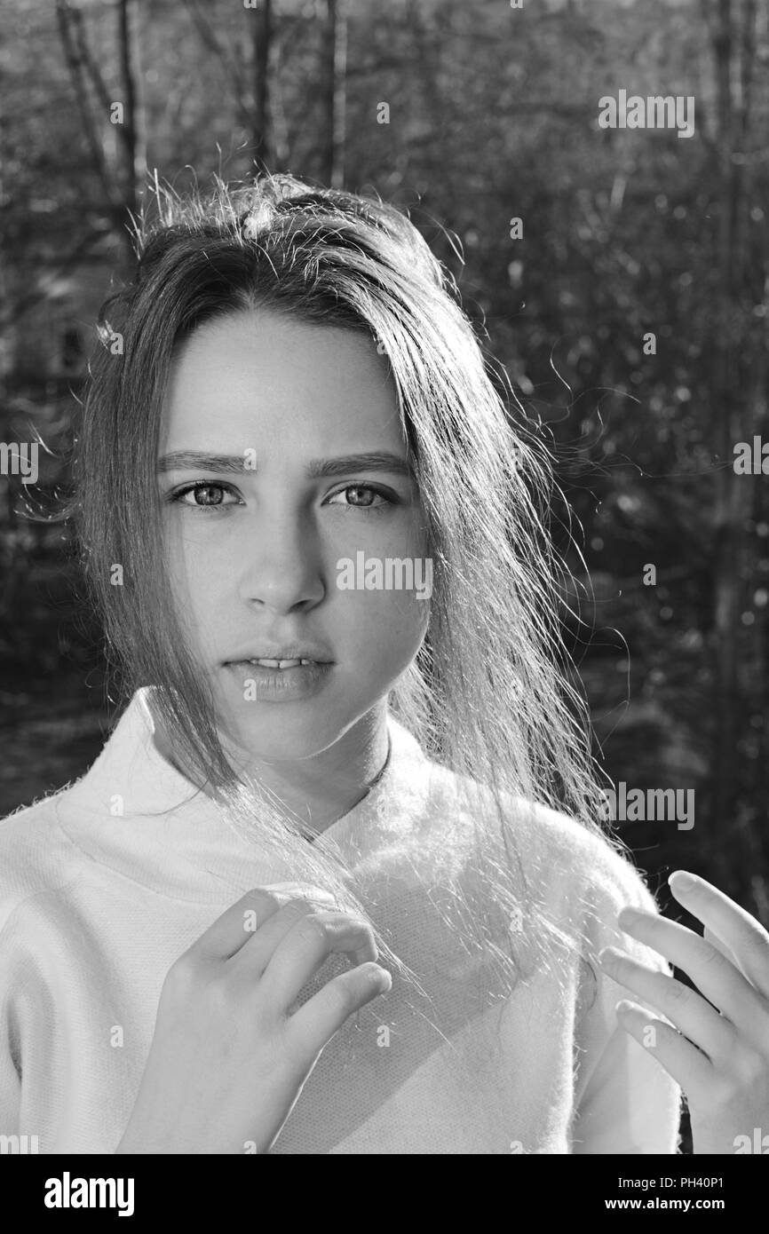 Jeune Adolescente Noire Banque Dimages Noir Et Blanc Alamy