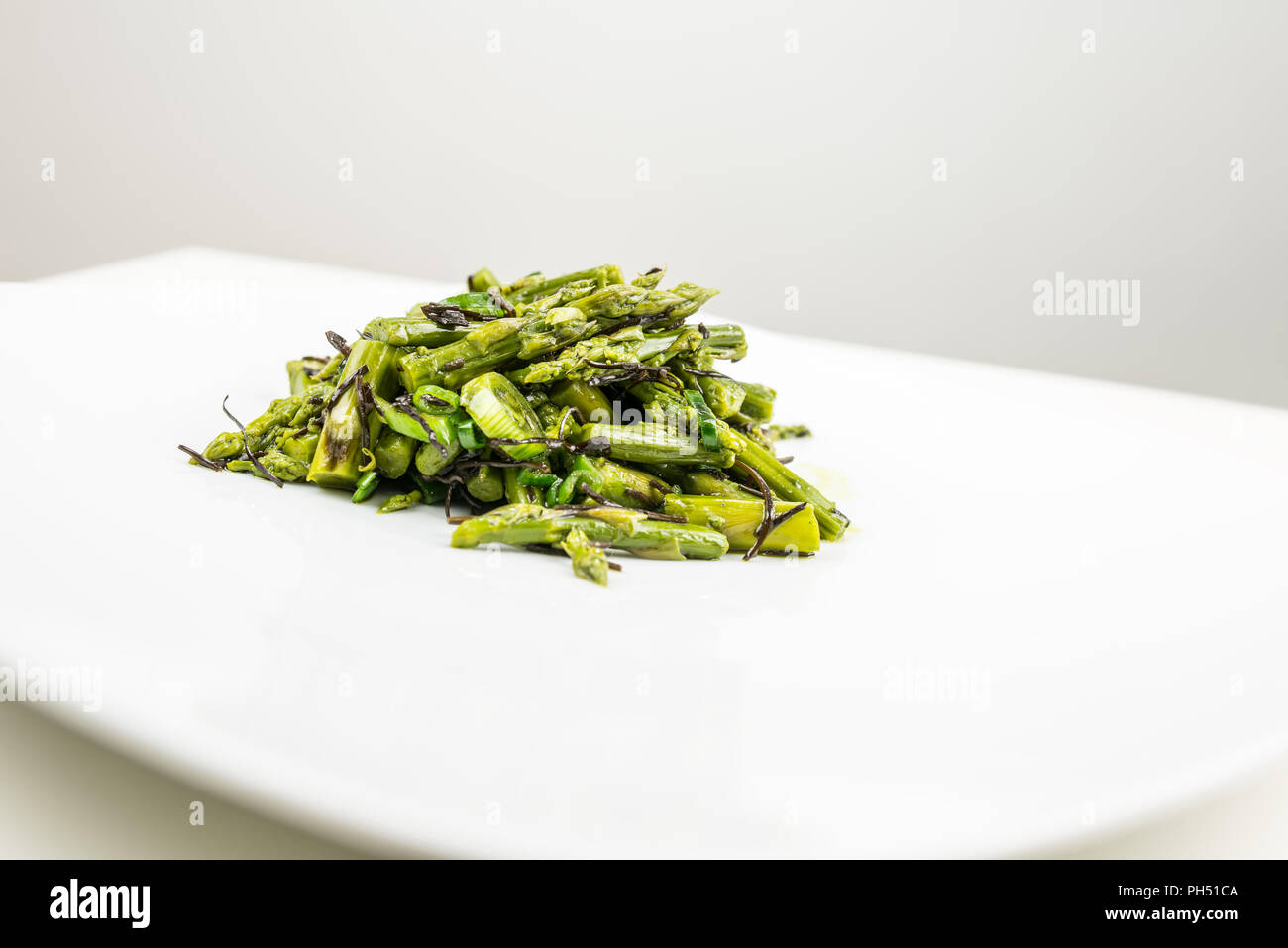 Des délicieuses asperges apéritif avec oignon de printemps et arame ...