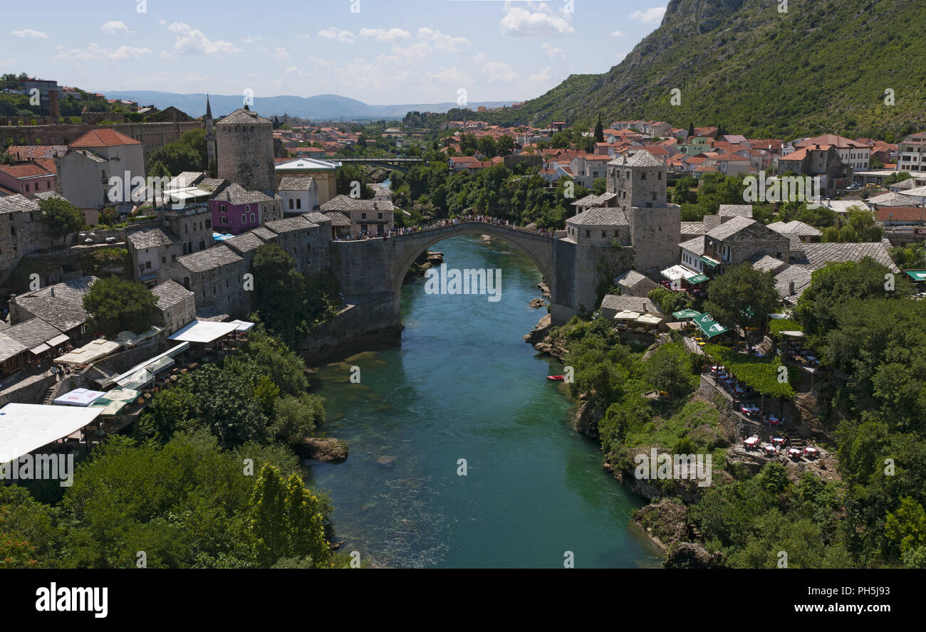 Stari most mostar destroyed Banque de photographies et d’images à haute ...