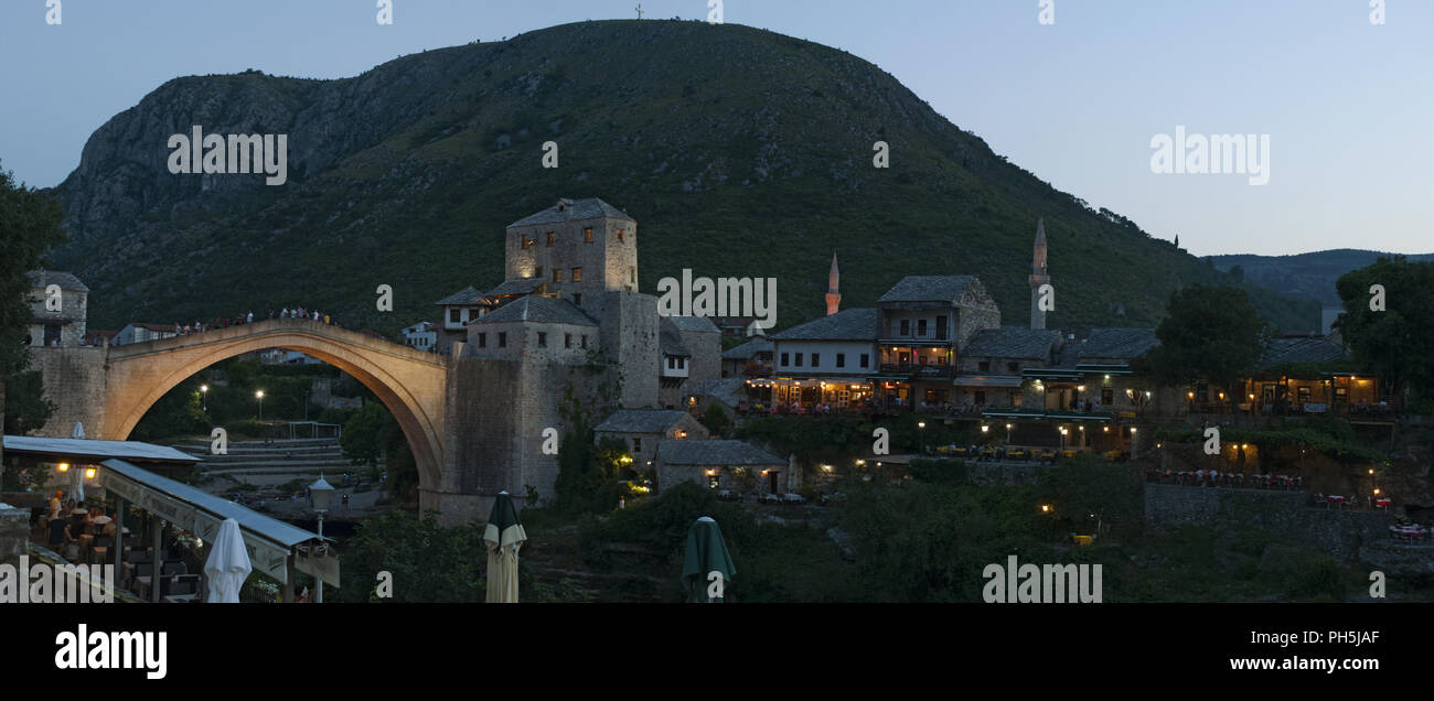 Stari most mostar destroyed Banque de photographies et d’images à haute ...
