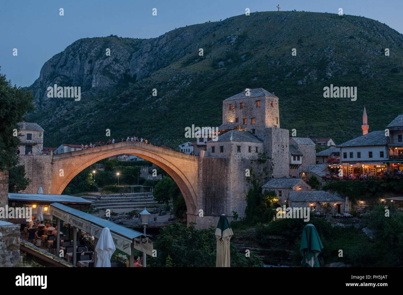 Mostar, Bosnie : l'horizon de nuit le Stari Most (Vieux Pont), 16e ...