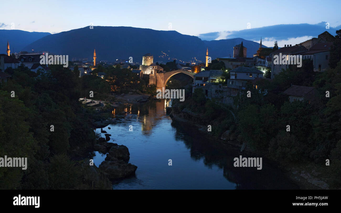 Mostar, Bosnie : l'horizon de nuit le Stari Most (Vieux Pont), 16e ...