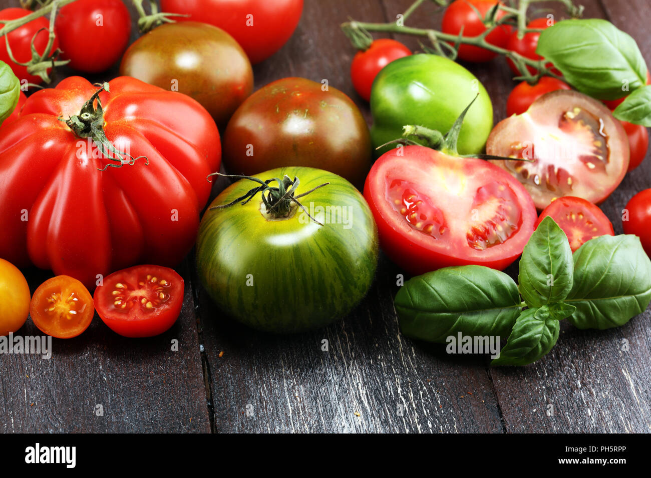 Divers Les tomates colorées et de feuilles de basilic frais. table ...