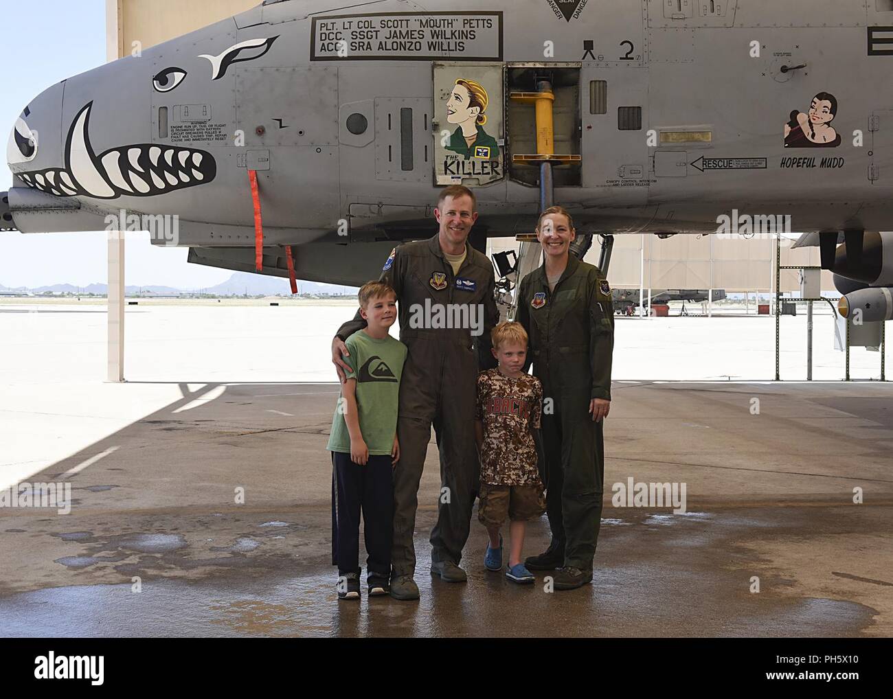 U.S. Air Force Le colonel Kim Campbell, commandant du Groupe des ...