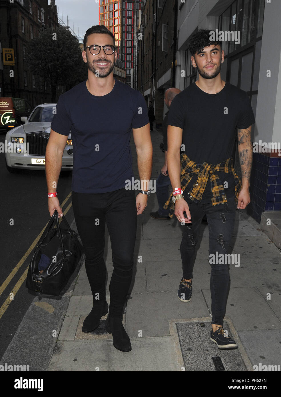 Célébrités divers assister à l'amour en ligne Sun Island Affichage ...