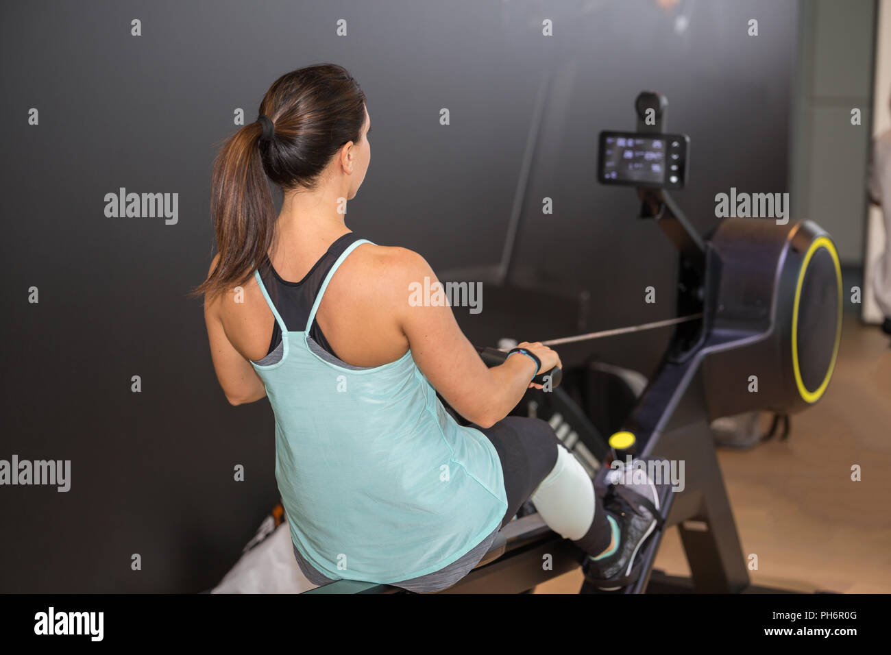 Indoor rower rowing machine Banque de photographies et d’images à haute ...