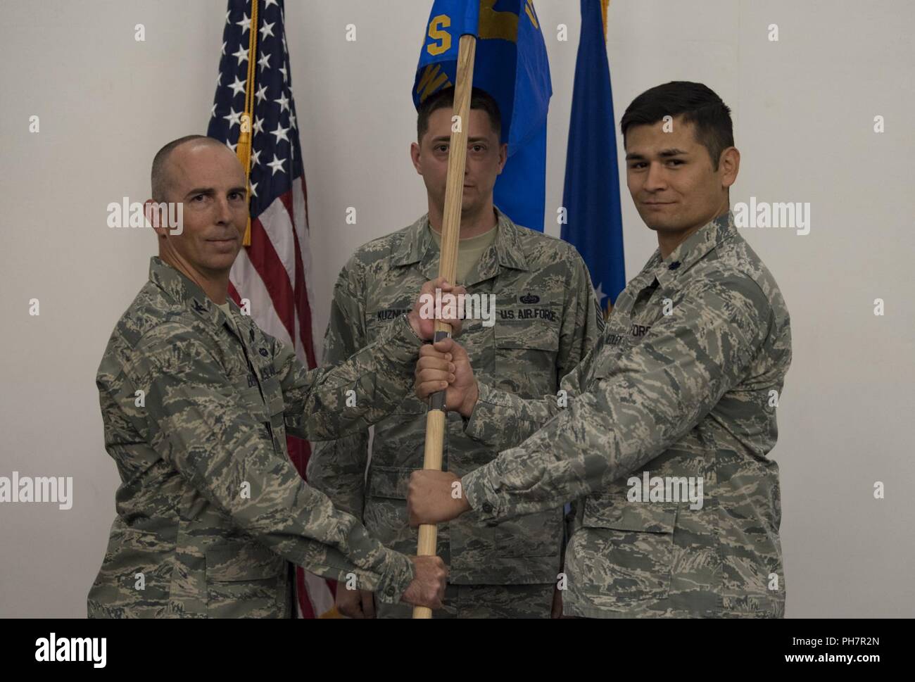 Le Colonel Steven Ferienhaus Rotraut, U.S. Air Force, commandant de l ...