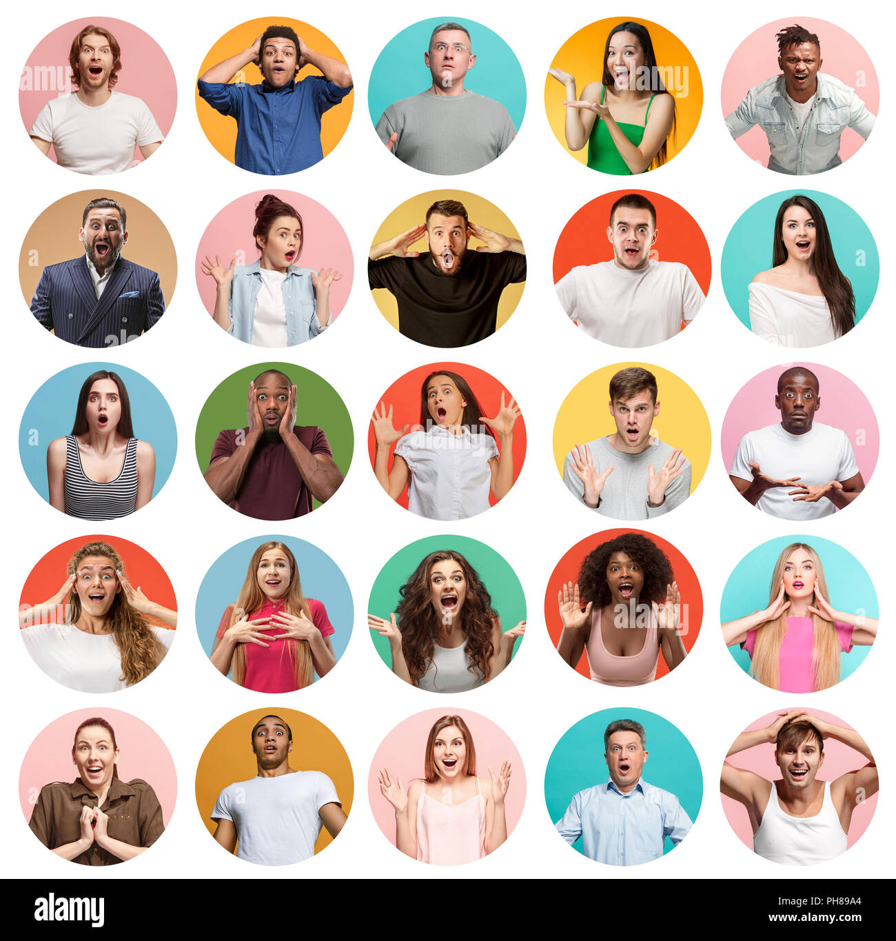 Le collage de visages de gens surpris sur le fond. Heureux les hommes ...