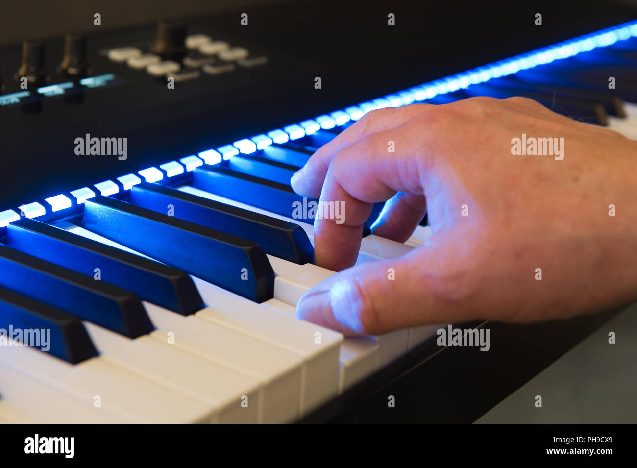 Playing keyboard instrument Banque de photographies et d’images à haute ...