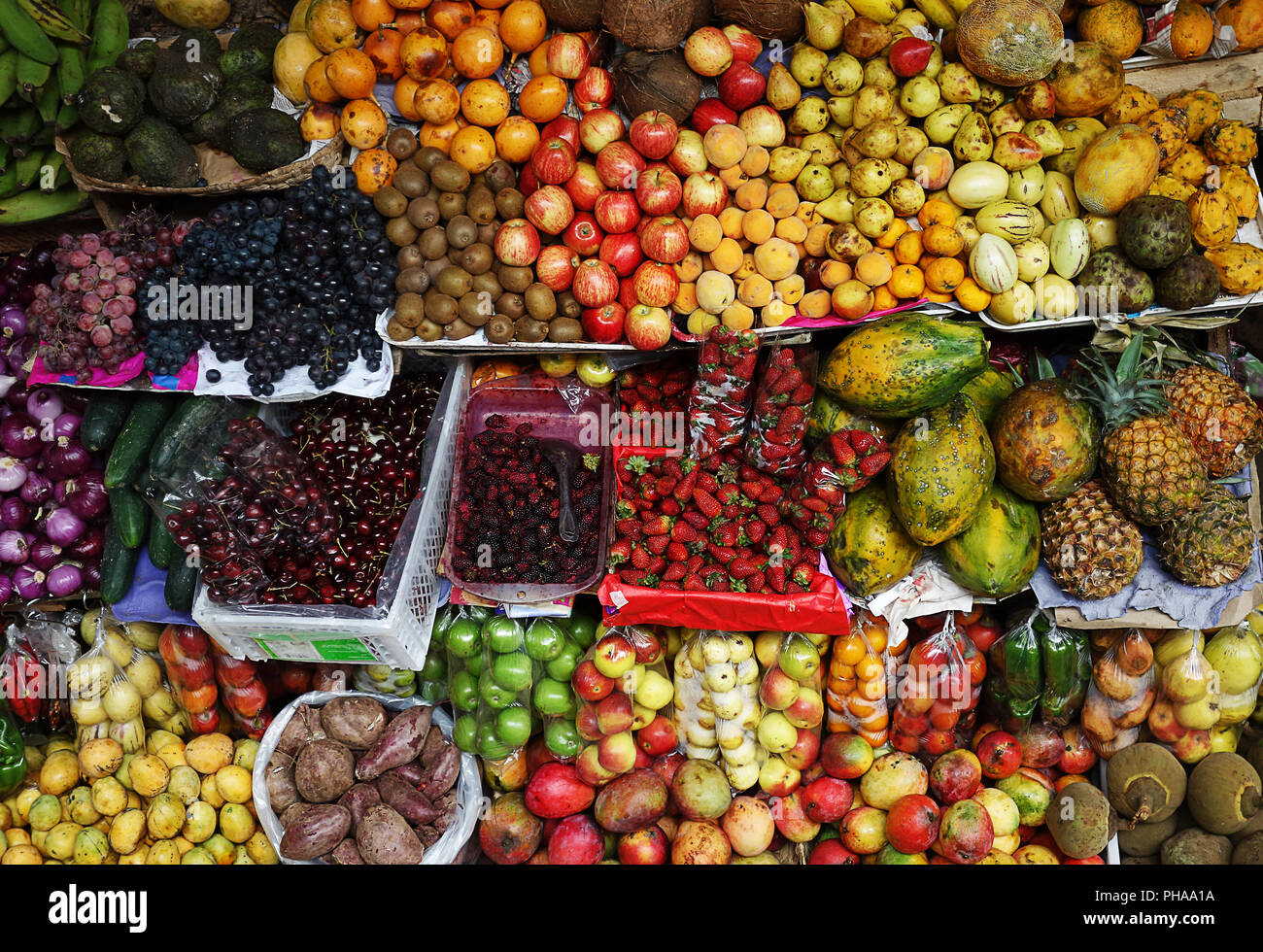 Fruits et legumes tropicaux Banque de photographies et d’images à haute résolution - Alamy