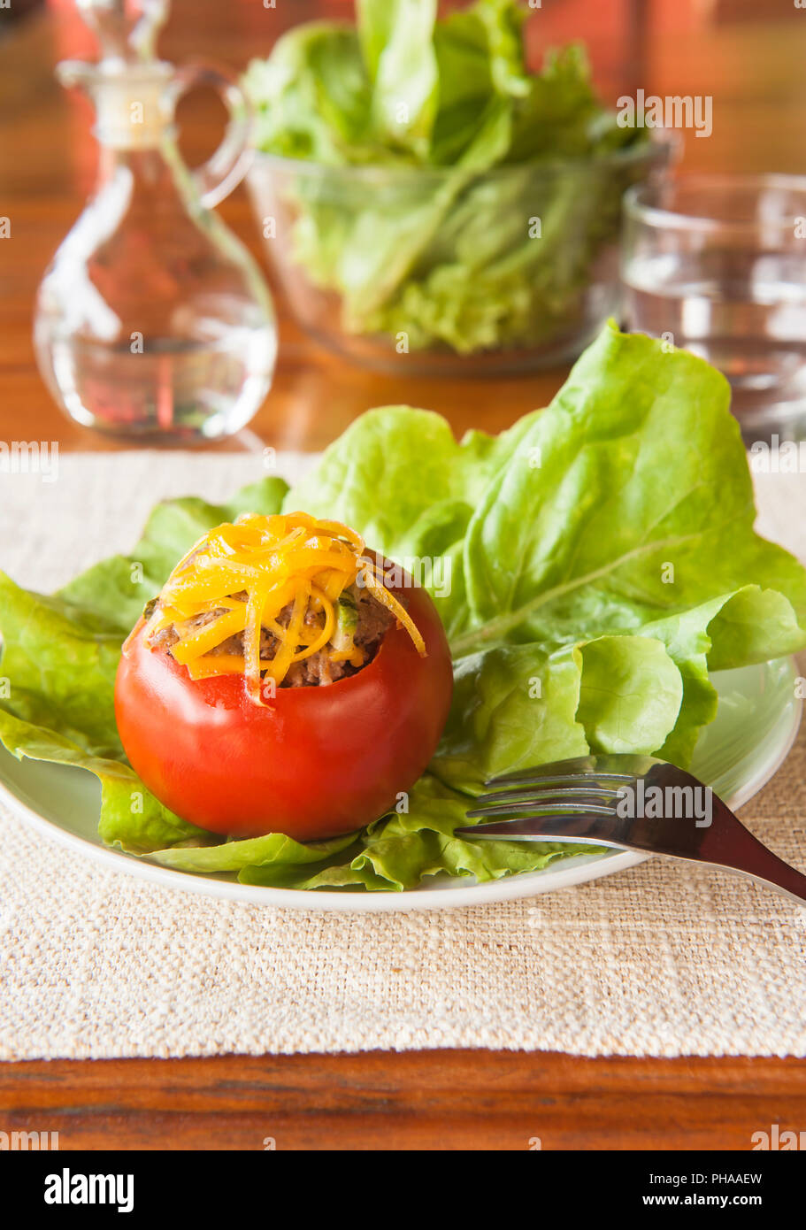 La masse de la tomate farcie au boeuf et légumes garnie de fromage ...