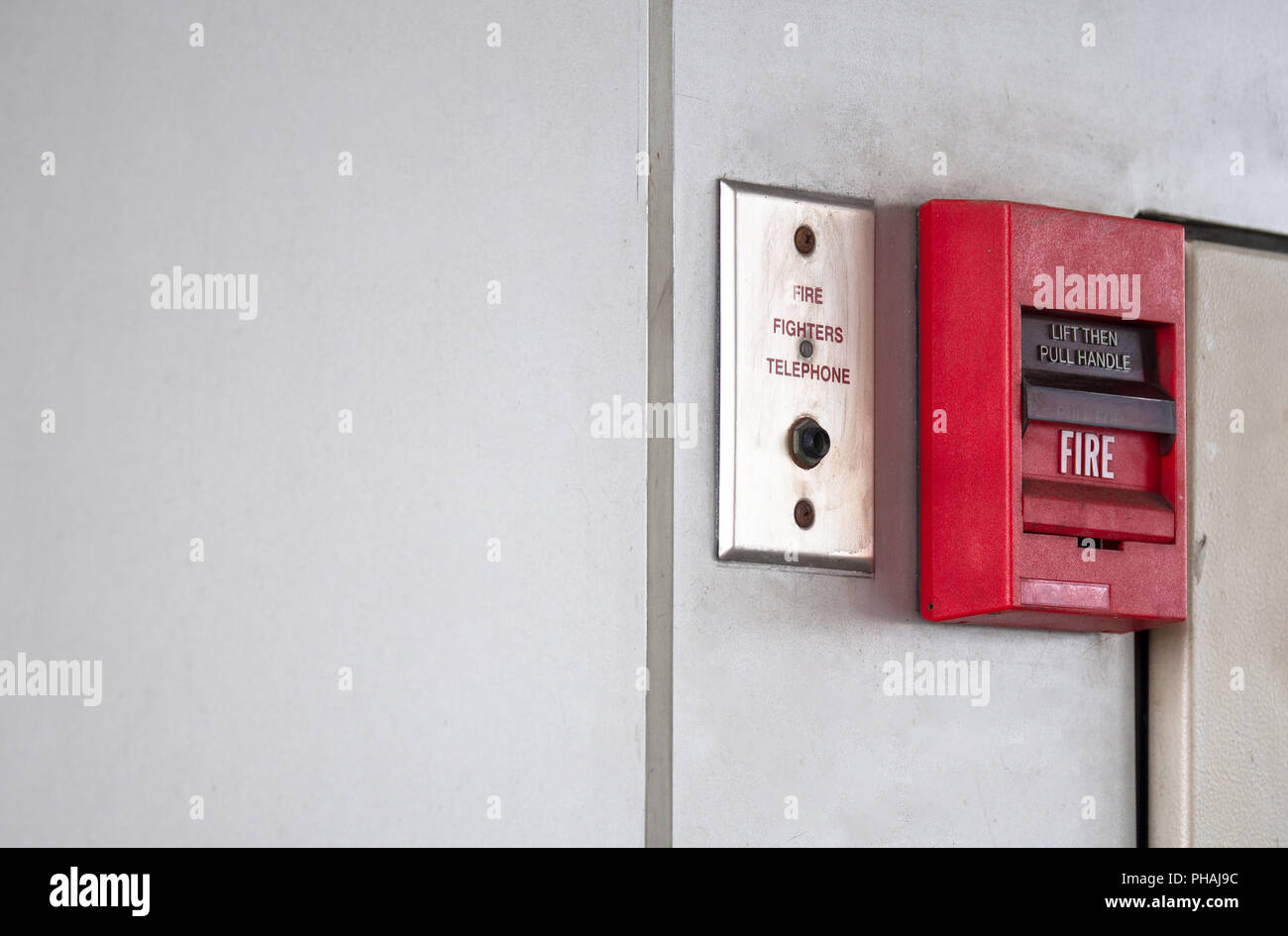 Interrupteur à bouton-poussoir, alarme incendie sur mur gris pour l ...