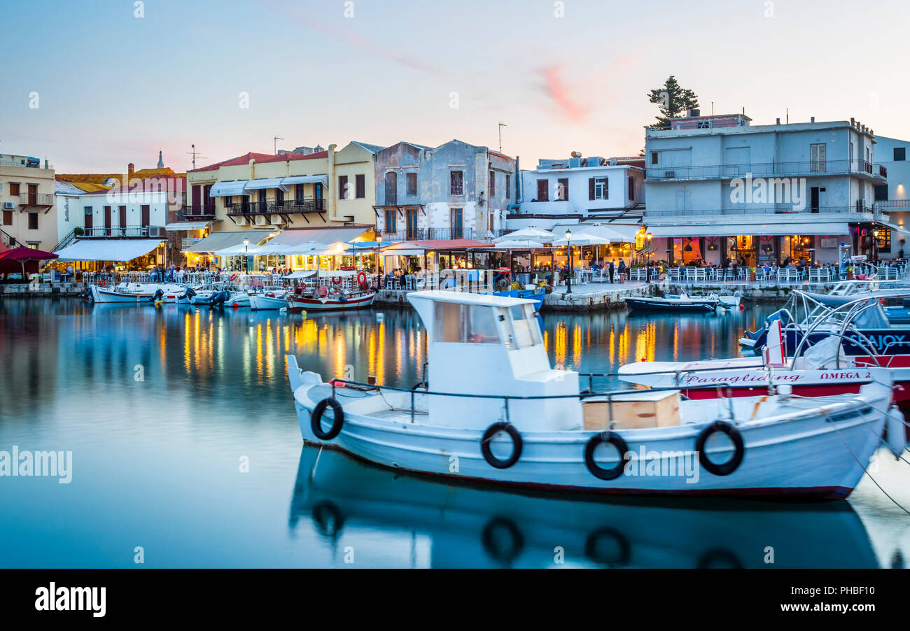 Vieux port vénitien, des tavernes en bord de mer au crépuscule ...