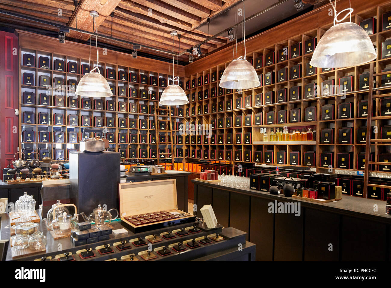 À l'intérieur de Dammann Freres magasin de thé de la Place des Vosges à ...