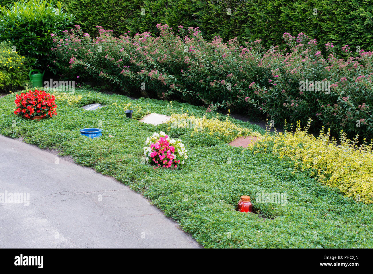 Pierre tombale de marbre et tombe dans un vieux cimetière Photo Stock ...