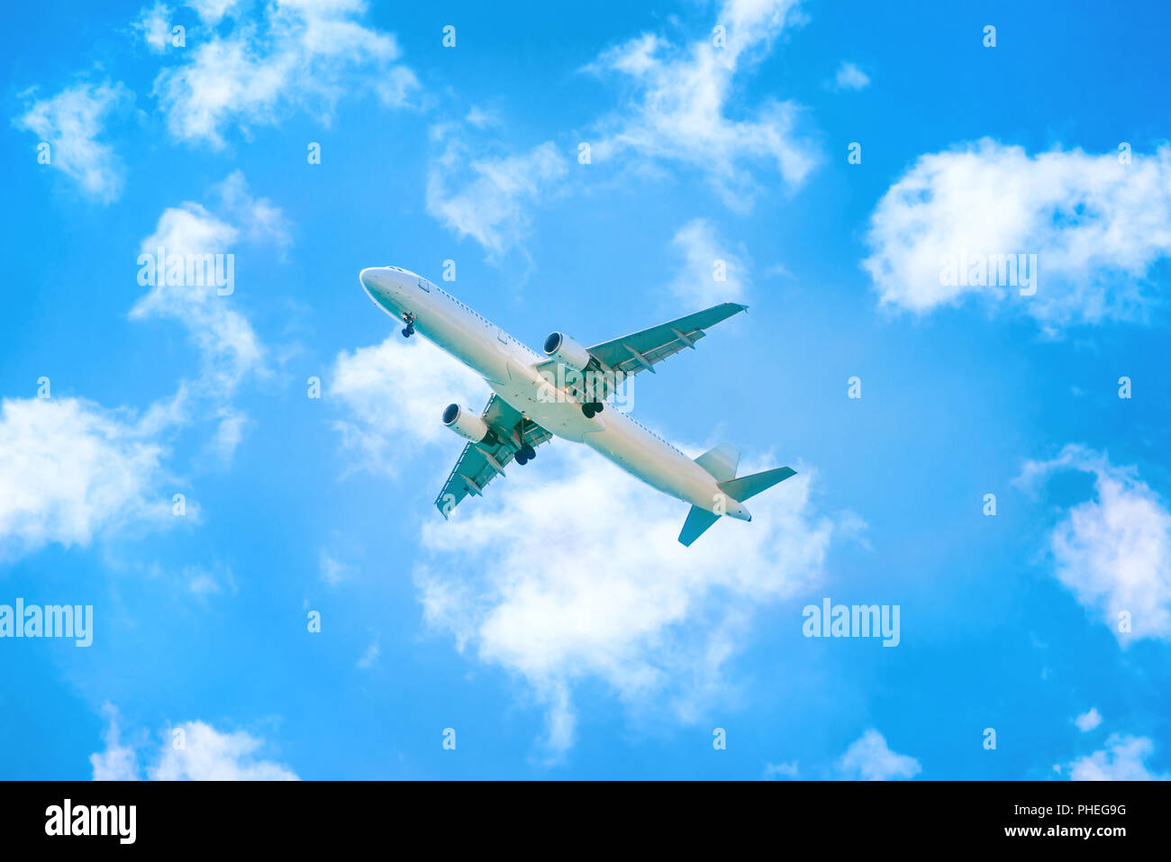 Avion de passagers volant dans les nuages Banque de photographies et d ...