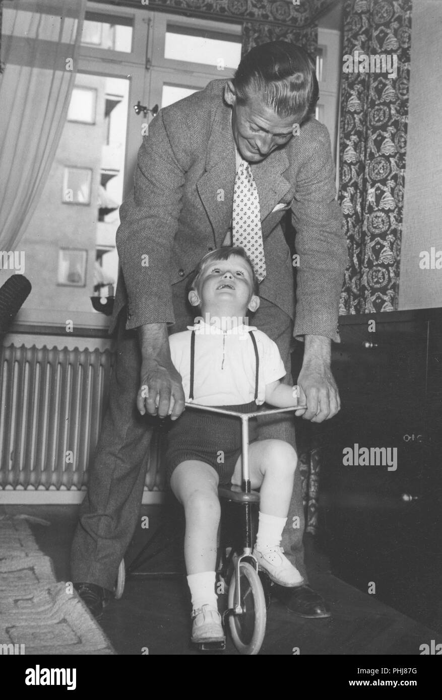 1940 Père et fils avec un tricycle. L'acteur et chanteur Lasse ...