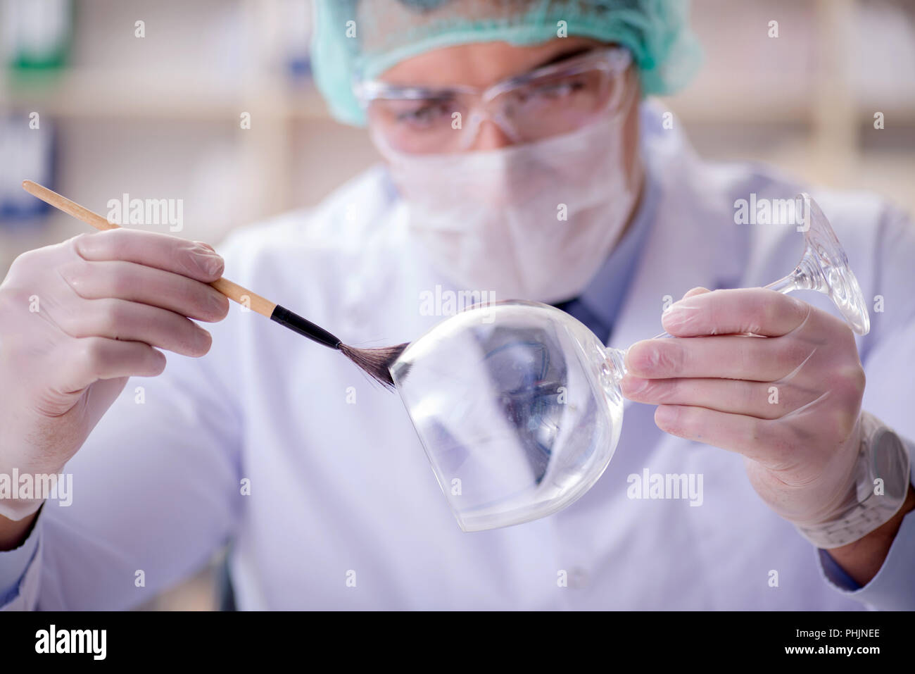 L'enquêteur d'investigation travaillant en laboratoire sur des preuves ...