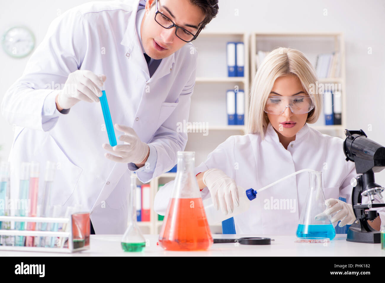 Científico haciendo experimento en laboratorio Banque de photographies ...