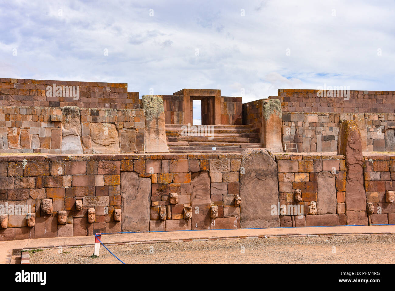 Temple semi-souterraine avec le monolithe Ponce visible dans l ...