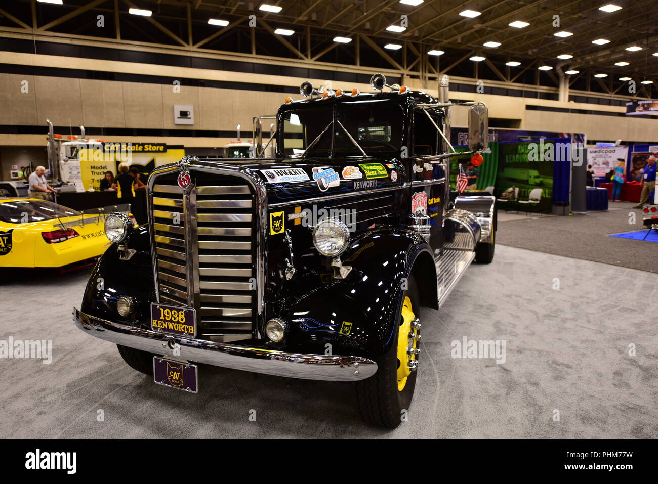 Un noir 1938 Kenworth semi truck s'affiche à la 2018 Great American ...