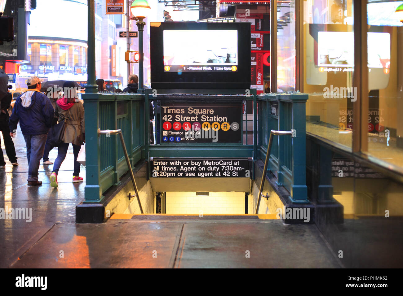 Times square subway station entrance Banque de photographies et d ...
