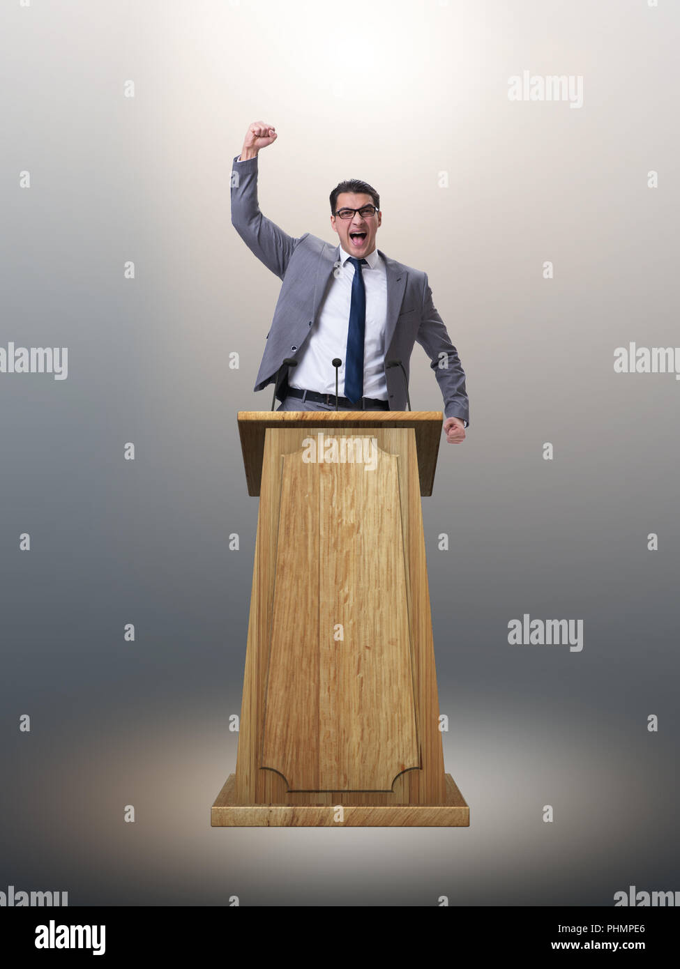 Debout sur un podium en train de faire un discours Banque de ...
