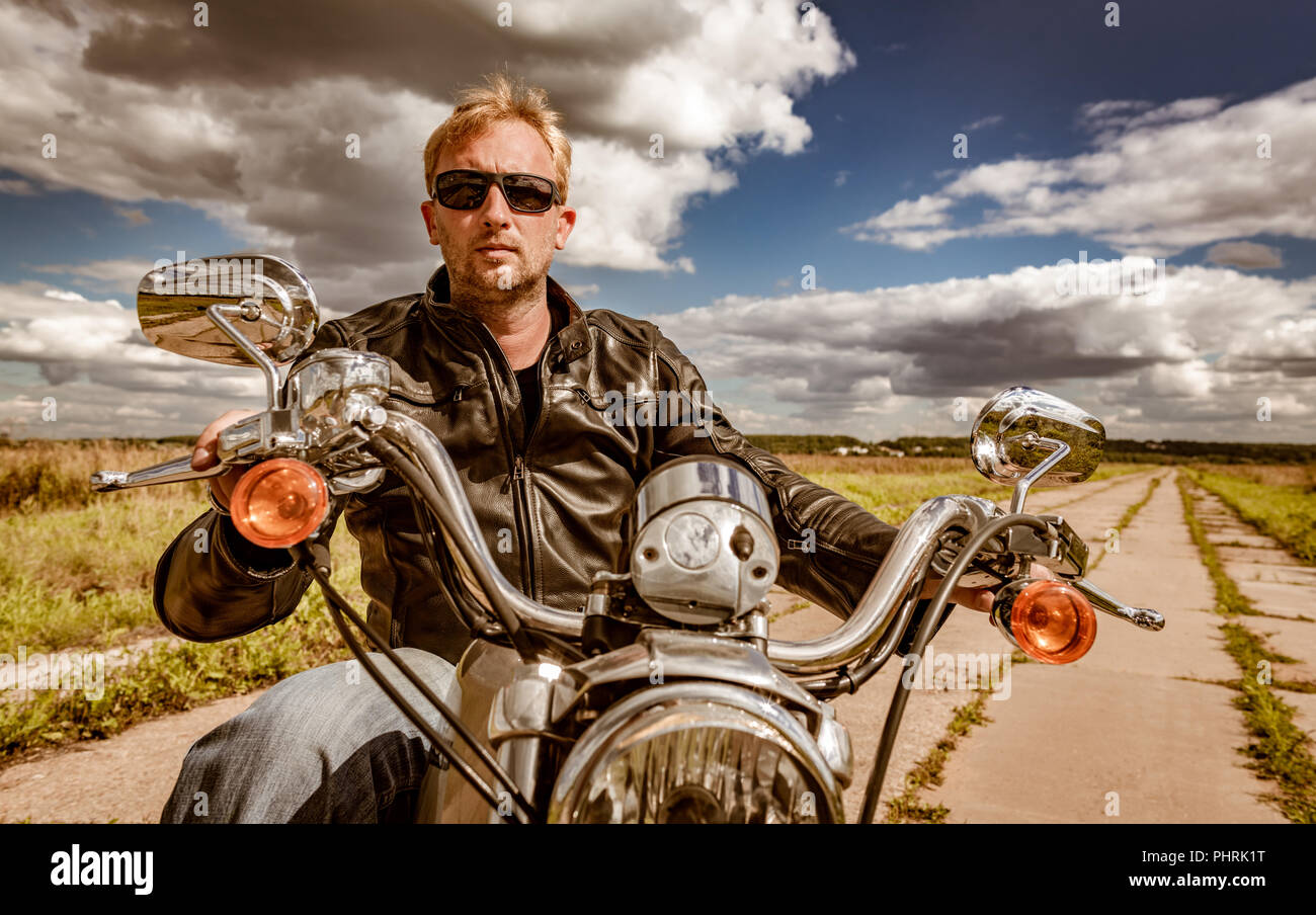 Homme et moto Banque de photographies et d’images à haute résolution ...