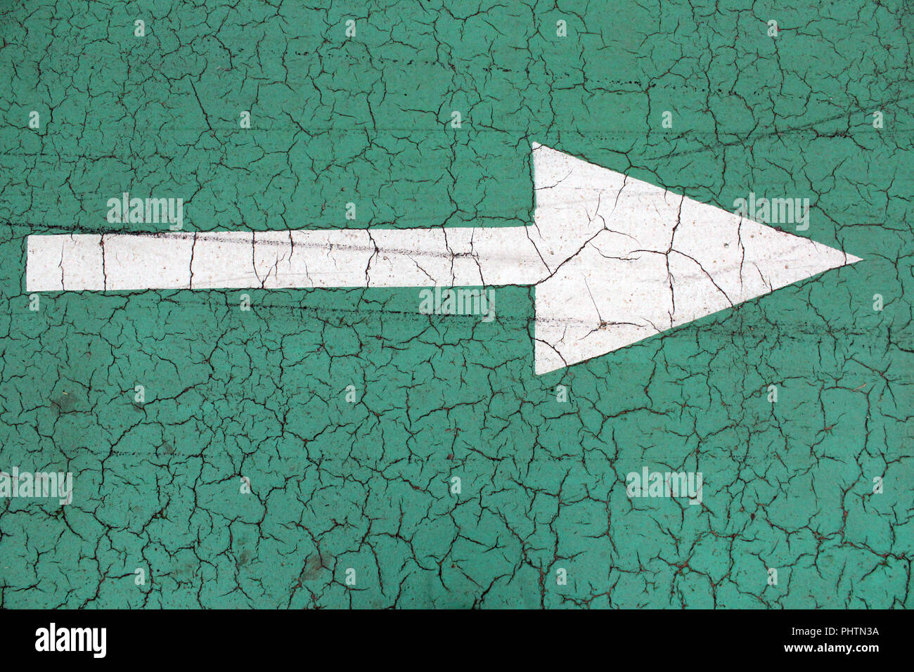 Symbole de flèche sur la route Photo Stock - Alamy