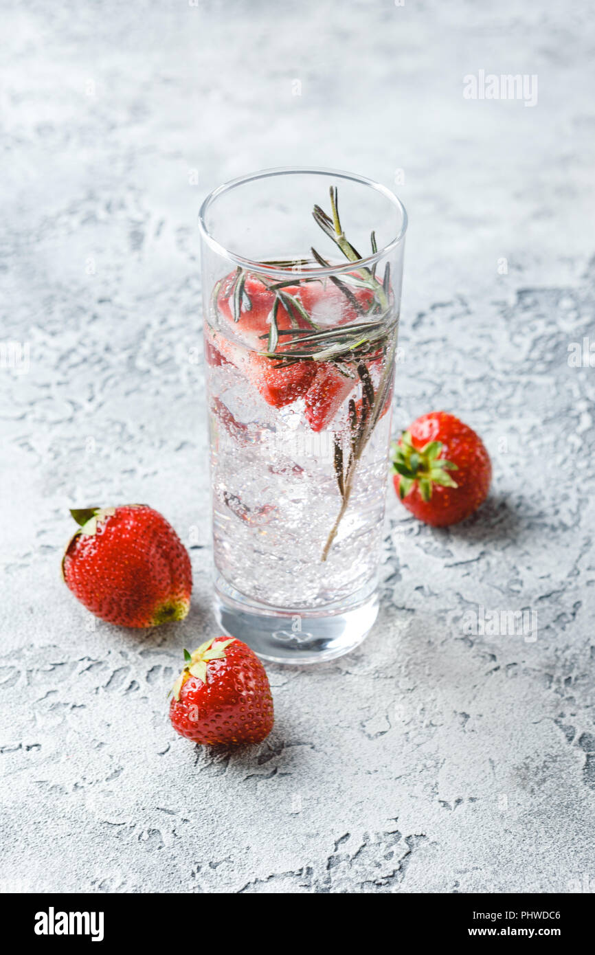 Gin aux fraises Banque de photographies et d’images à haute résolution ...