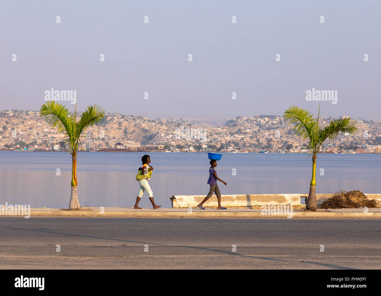 Angolan women Banque de photographies et d’images à haute résolution ...