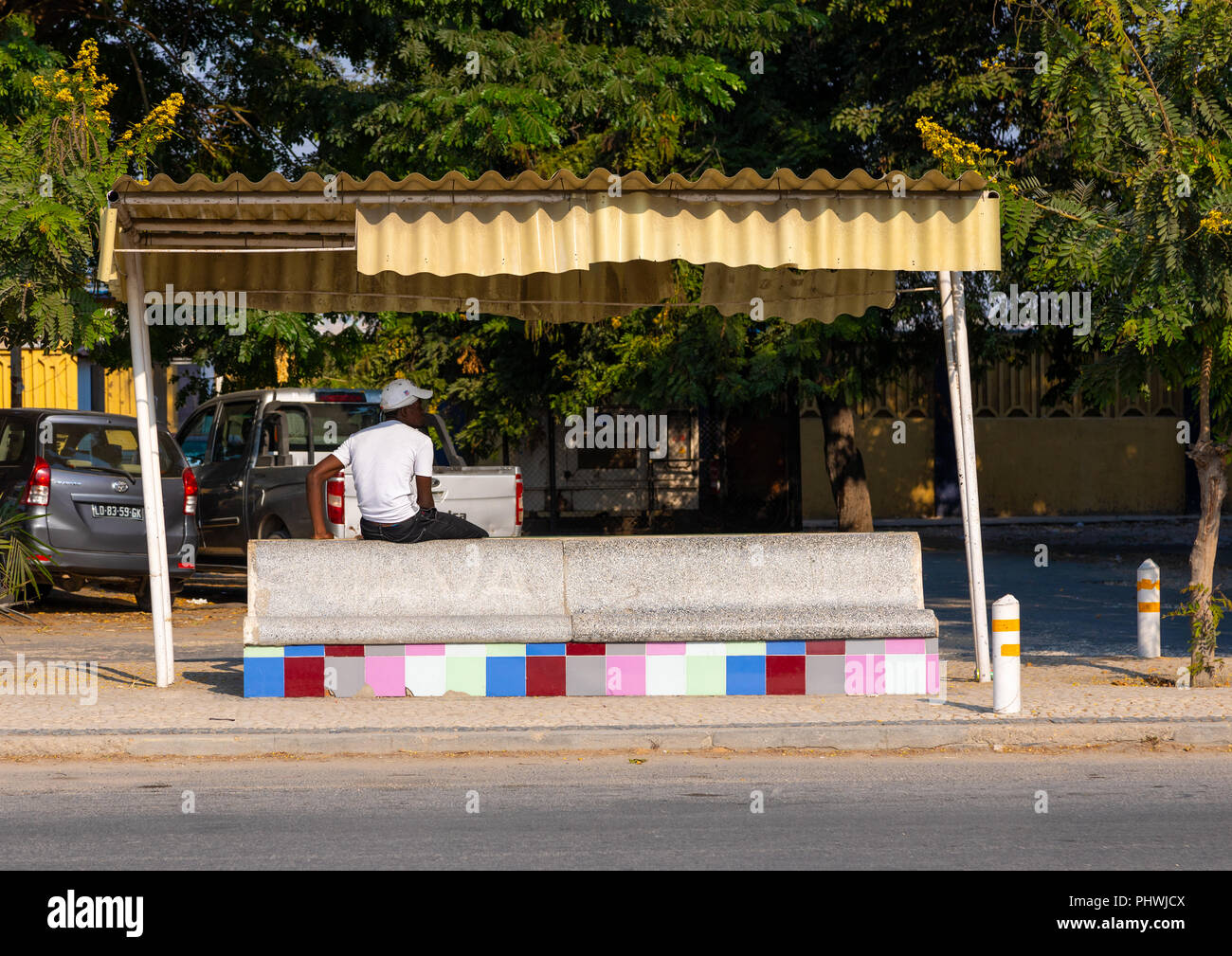 Homme qui attend le bus Banque de photographies et d’images à haute ...