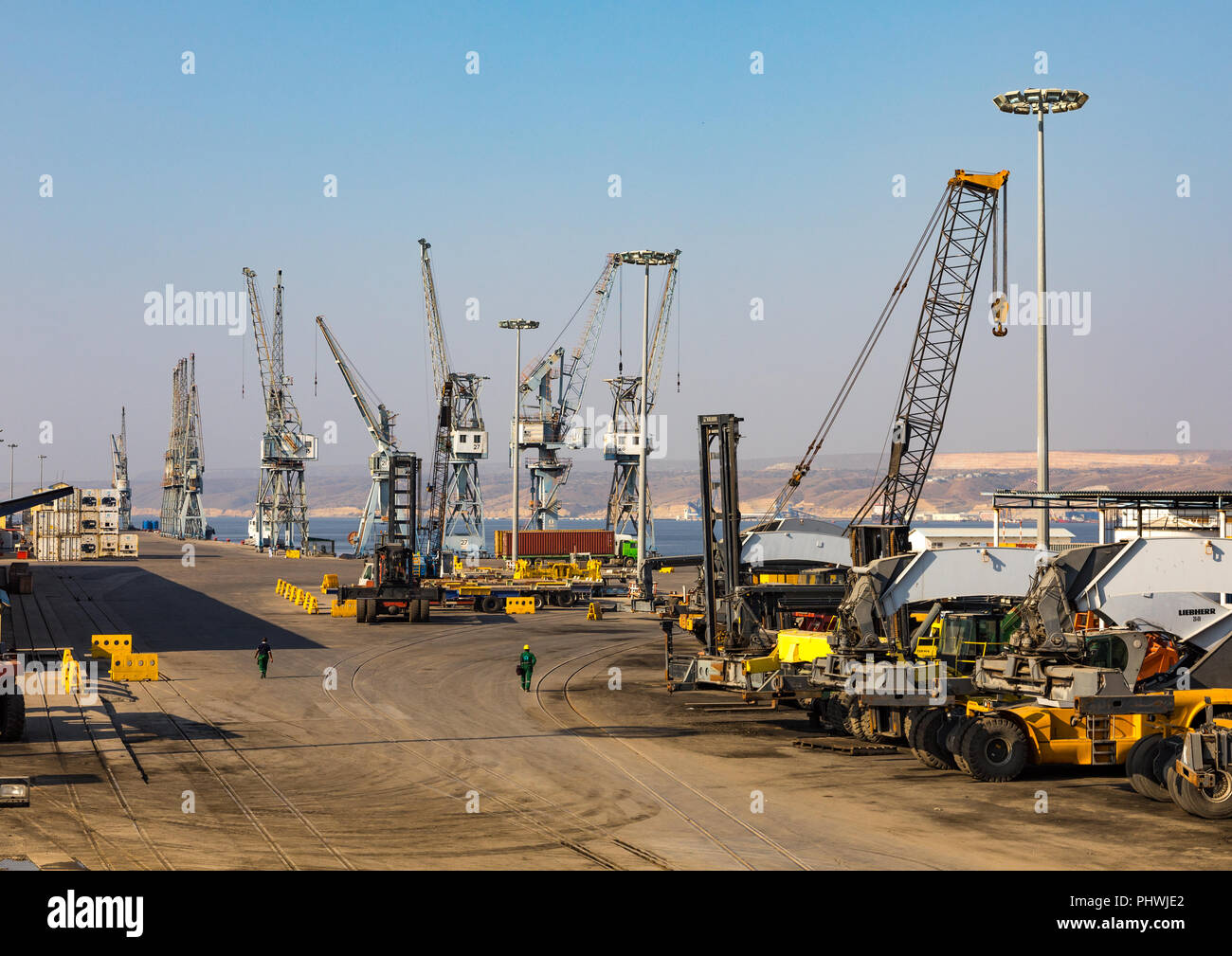Grues sur les quais dans le port, dans la province de Benguela, Lobito ...