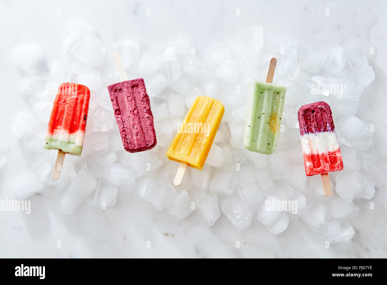 Un ensemble de différentes berry glaces à des cubes de glace sur un ...