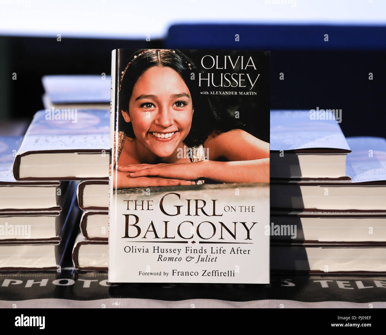 Olivia Hussey Signe Des Exemplaires De Son Nouveau Livre La Fille Sur