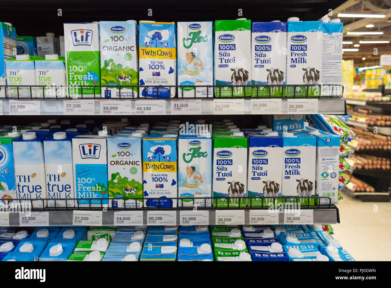 Boîtes de lait produit par Vinamilk sur des étagères dans un ...