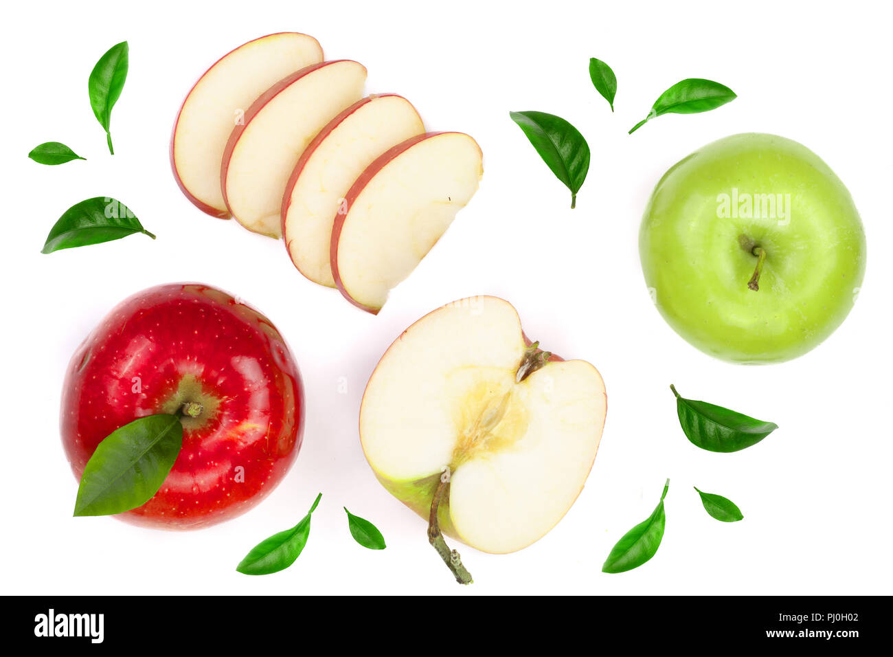 Des pommes rouges et vertes avec des tranches et feuilles isolées sur ...
