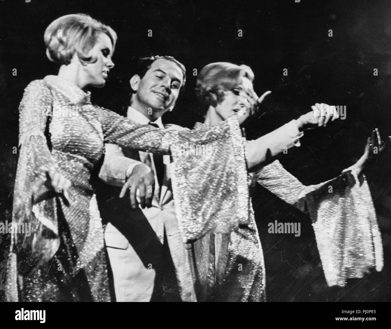 Enrico maria salerno avec les jumeaux kessler Banque de photographies ...