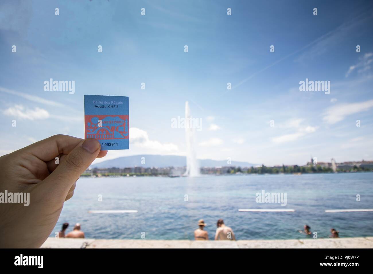 Regardant jet deau (fontaine du lac de Genève) et billet d'entrée des ...