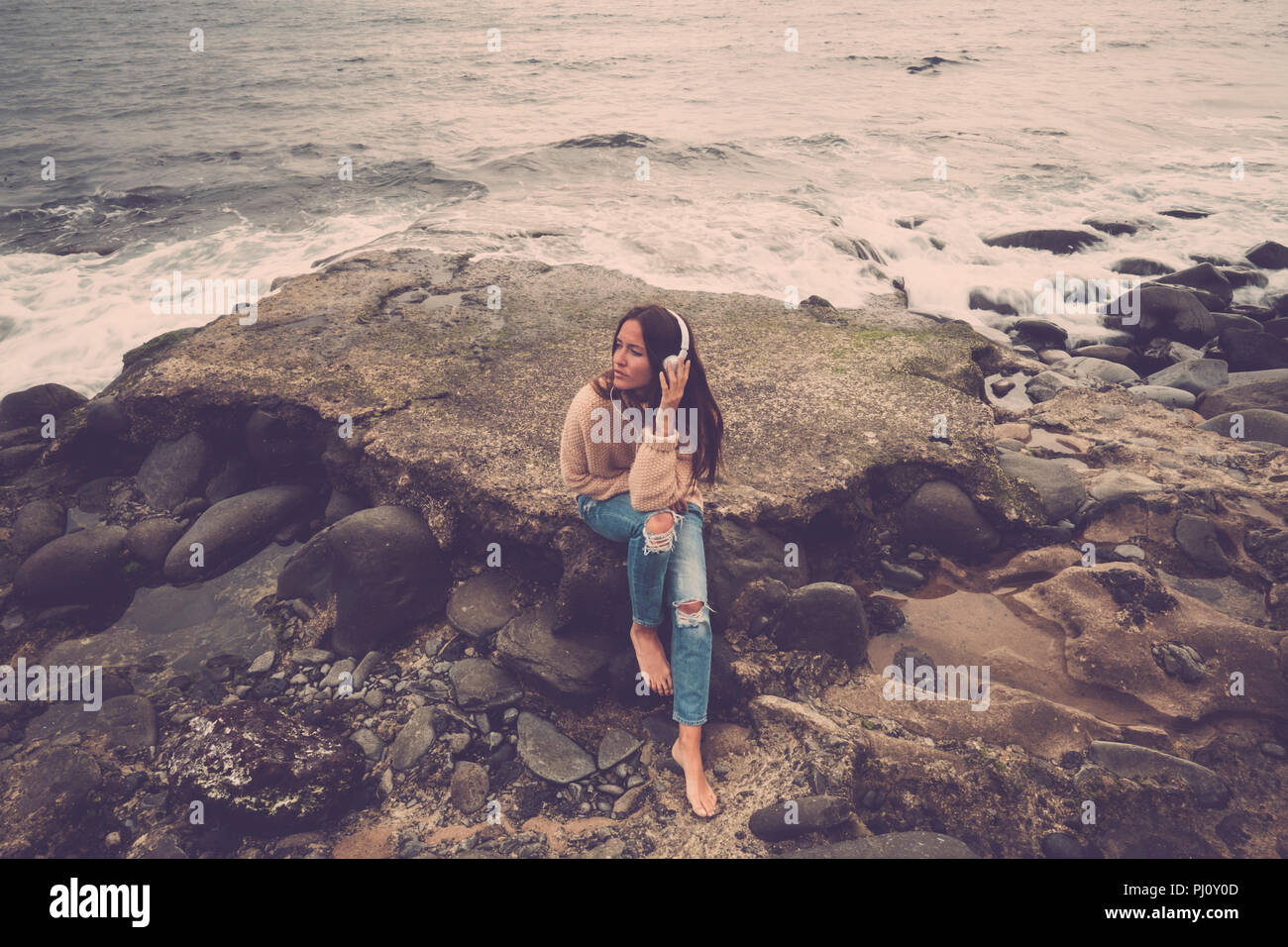 Belle jeune femme solitaire écouter la musique et vous détendre avec la ...