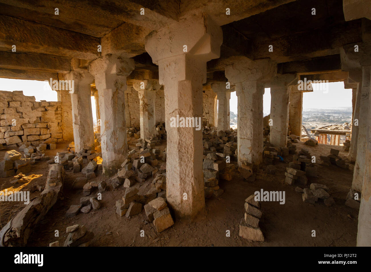 Temple en ruine Banque de photographies et d’images à haute résolution ...