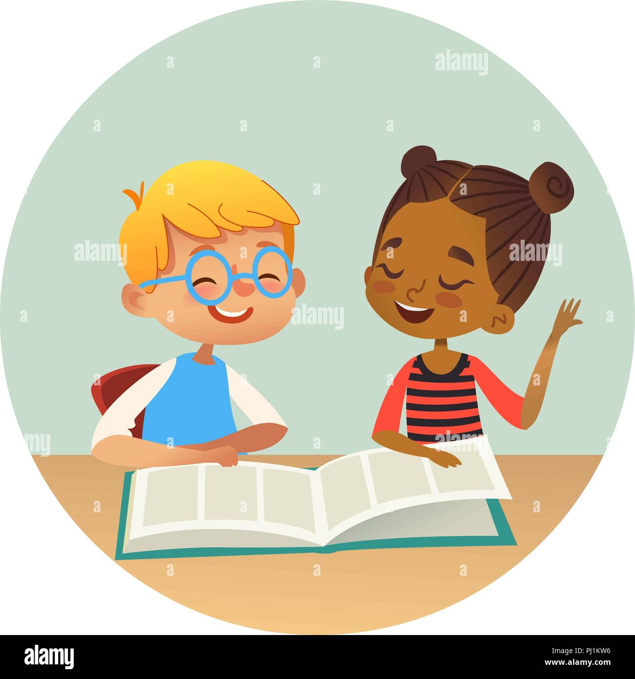 Multiraciale Smiling boy and girl la lecture de livres et de parler les uns aux autres à l'école ...