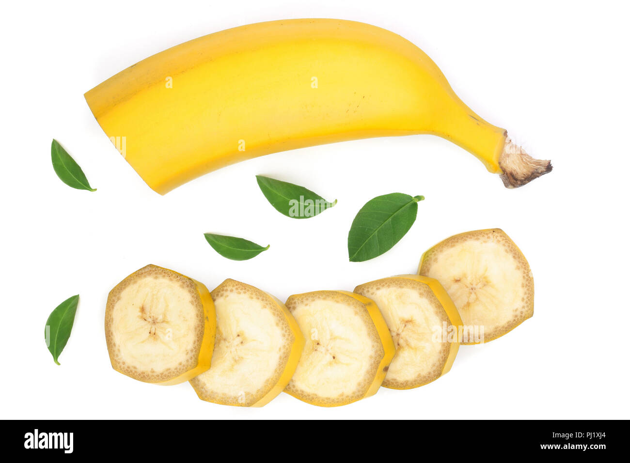 Tranches de banane verte avec des feuilles isolées sur fond blanc avec ...