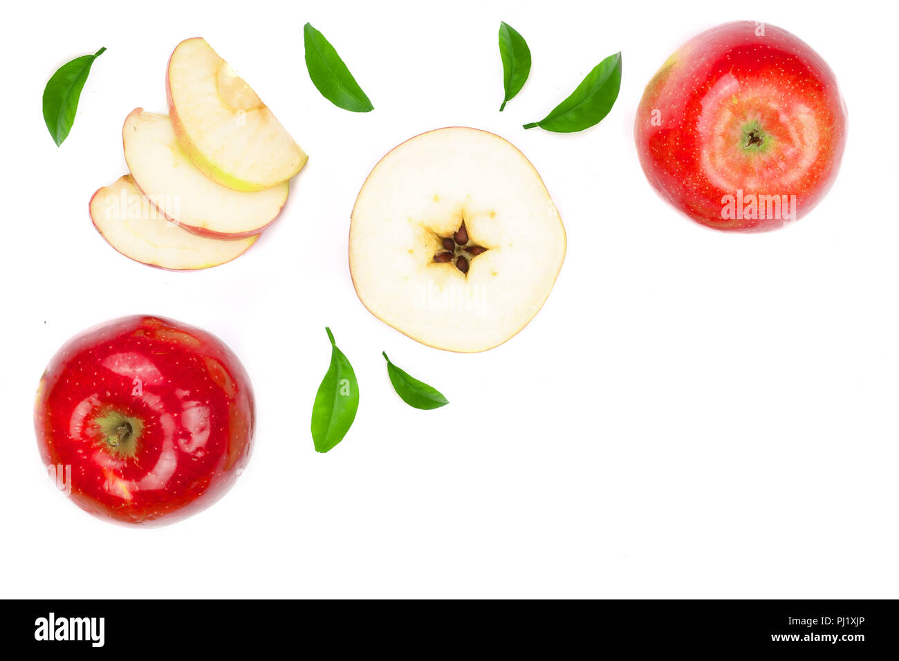 Des pommes rouges et vertes avec des tranches et feuilles isolées sur ...