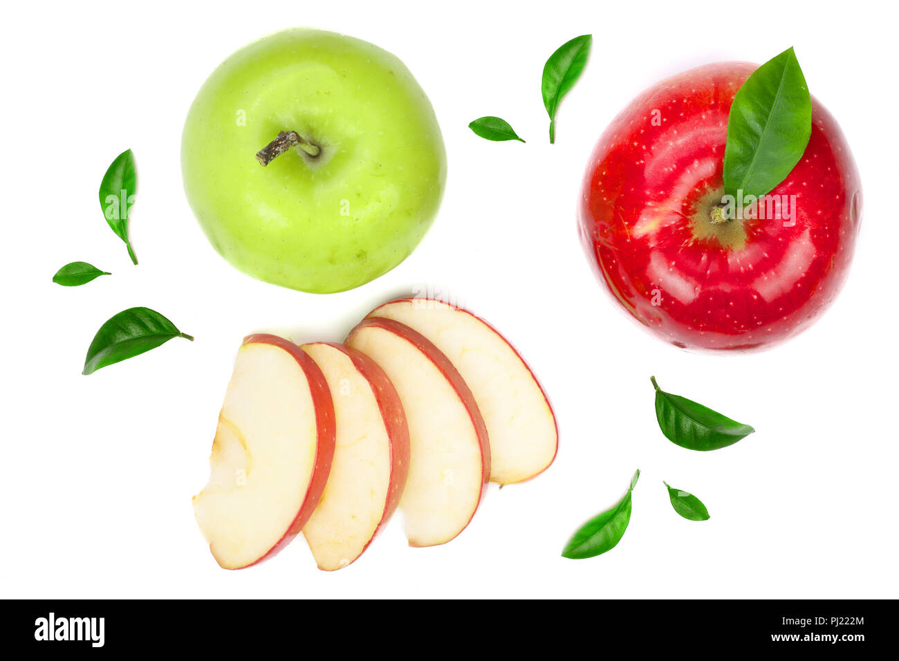 Des pommes rouges et vertes avec des tranches et feuilles isolées sur ...
