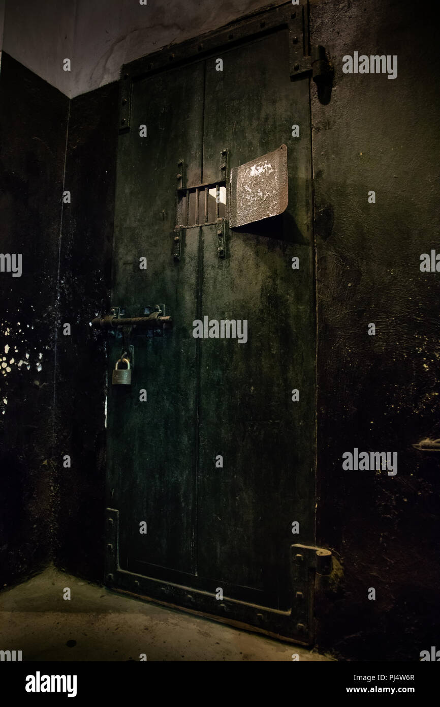 En solitaire Hao Lo Prison Memorial à Hanoi, Vietnam. Initialement ...