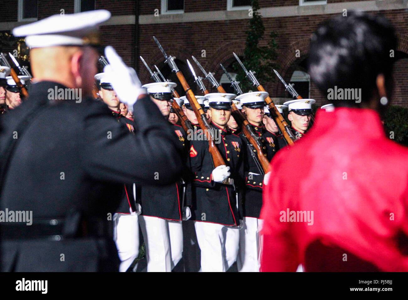 Commandant de la Marine Corps le général Robert B. Neller, gauche, et ...